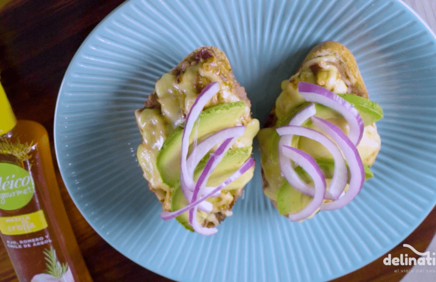 Molletes con pollo al chipotle | Delination